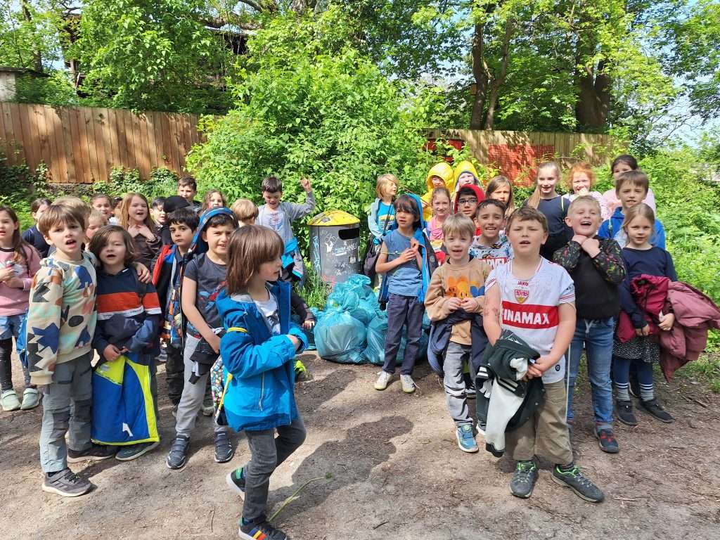 Müllsammelaktion der Klassen 1a und 1b - Wilhelm-Hauff-Schule Stuttgart